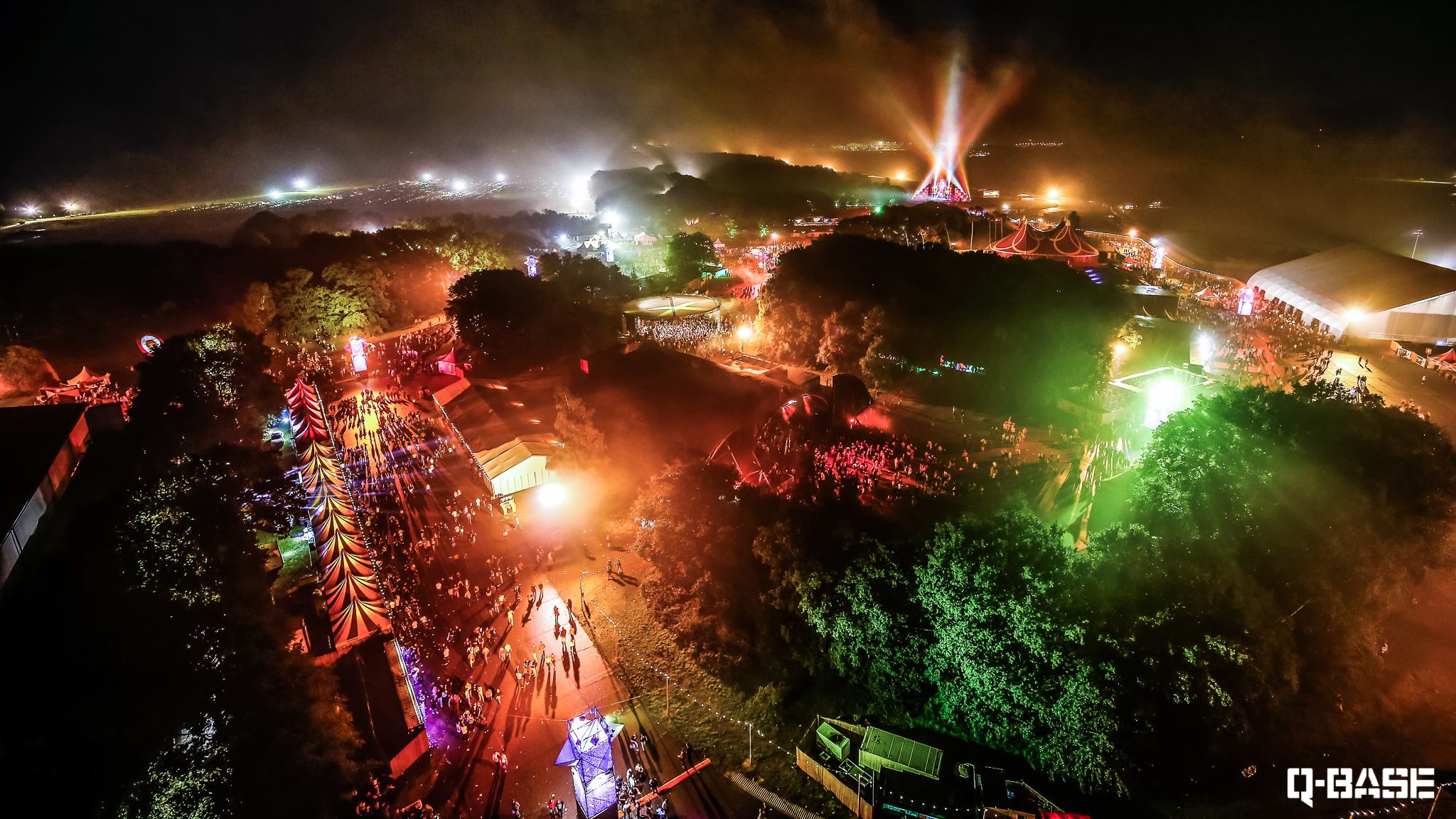 Zo overleef je 14 uur rammen tijdens Q-BASE 2017 - Hard News