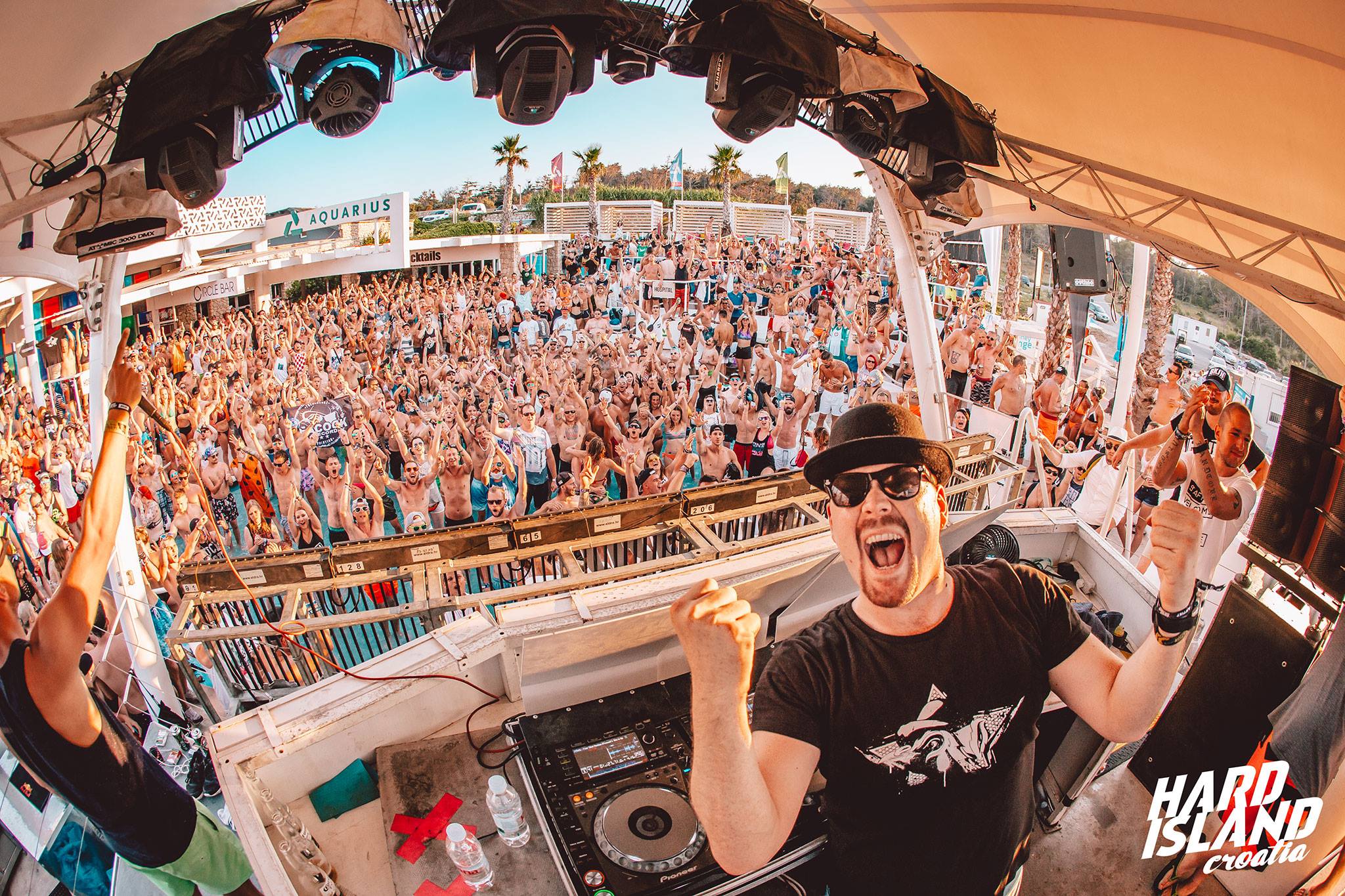 10 reasons why you should spend your summer at Hard Island